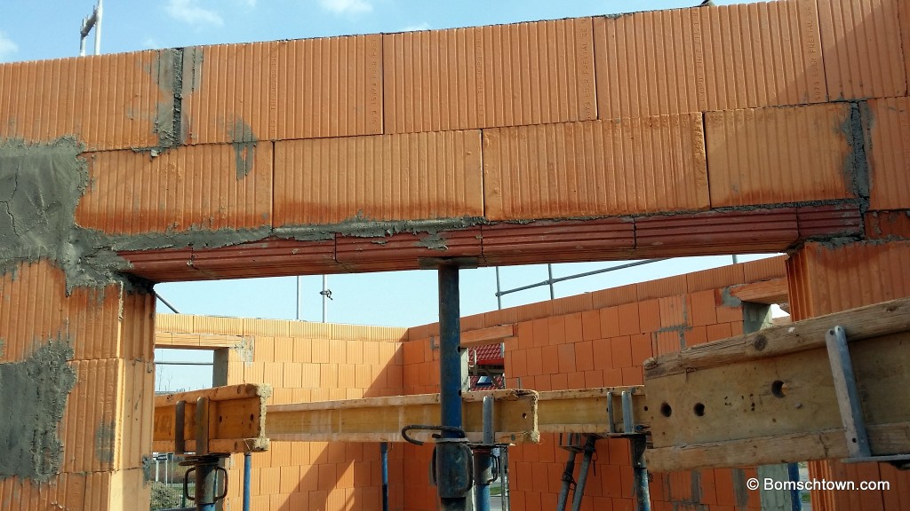 Rohbau im Erdgeschoss › Hausbau in Bomschtown